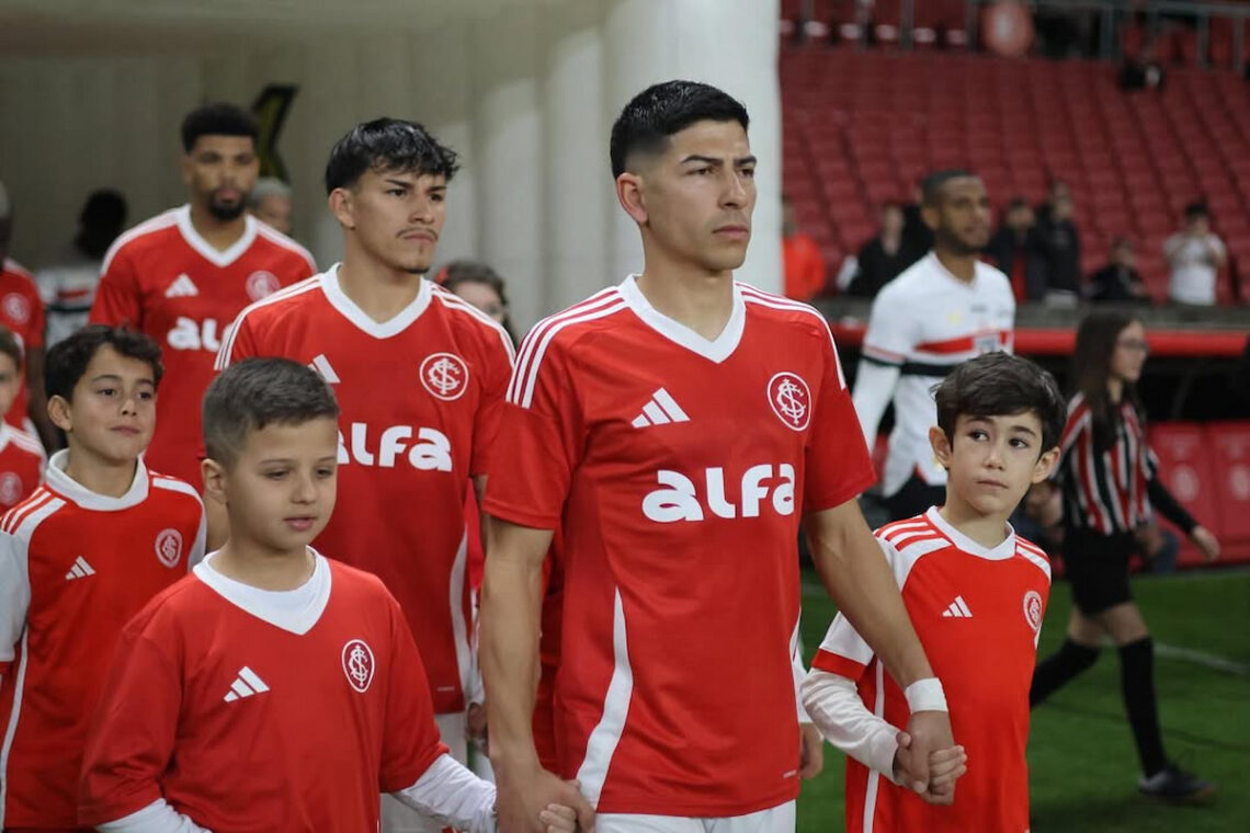 Inter fez proposta por dois zagueiros, e Alan Rodríguez pode estar de saída